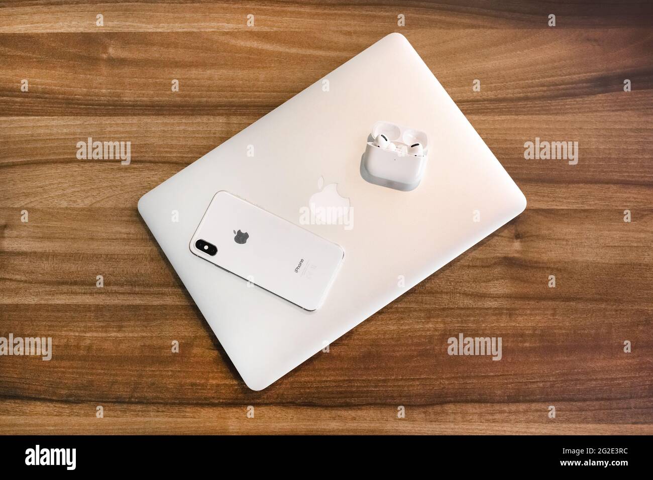 Apple device hi-res stock photography and images - Alamy