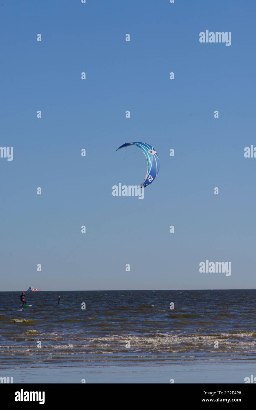 Kite surfing or kitebording in the ocean surf Stock Photo - Alamy
