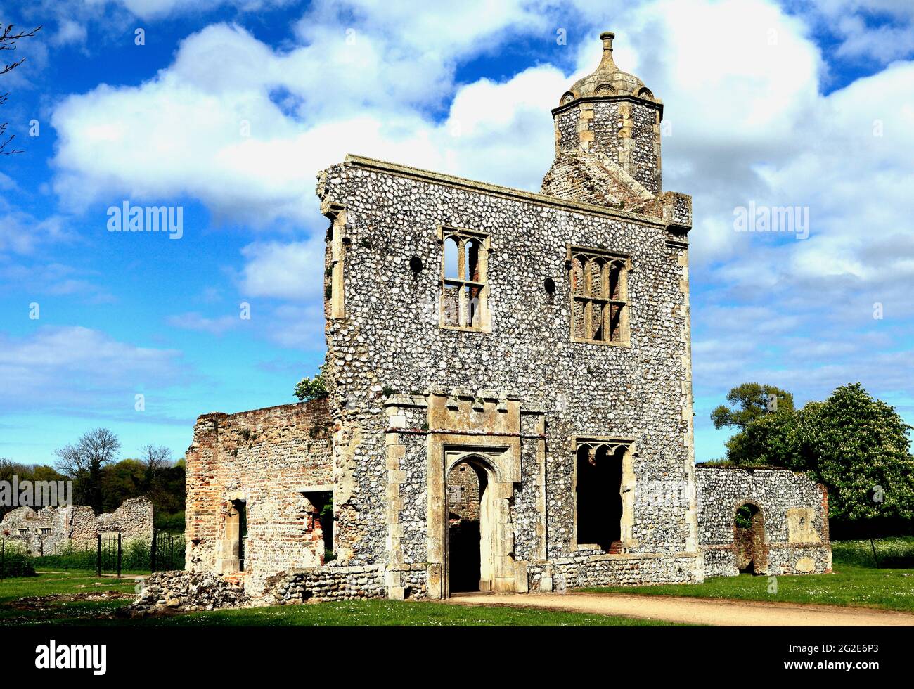Medieval outer gatehouse hi-res stock photography and images - Alamy