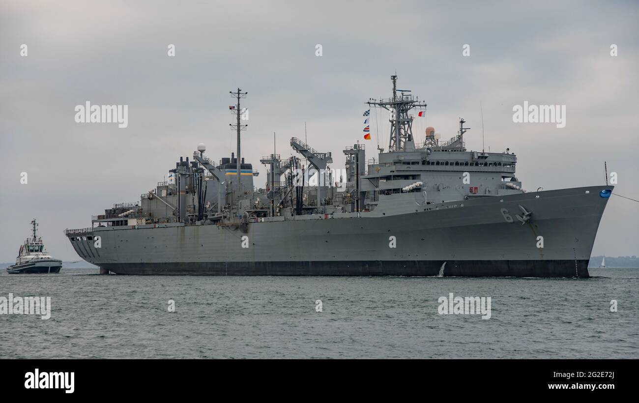 The fast combat support ship usns supply t aoe 6 hi-res stock photography and images - Alamy