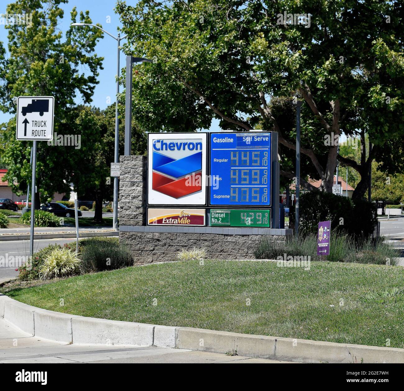 Chevron gas station sign hi-res stock photography and images - Alamy