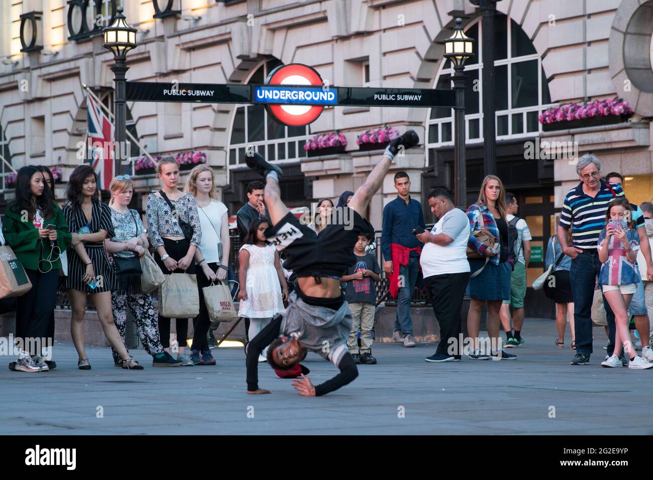 A street performer at Piccadilly Circus in London Stock Photo - Alamy