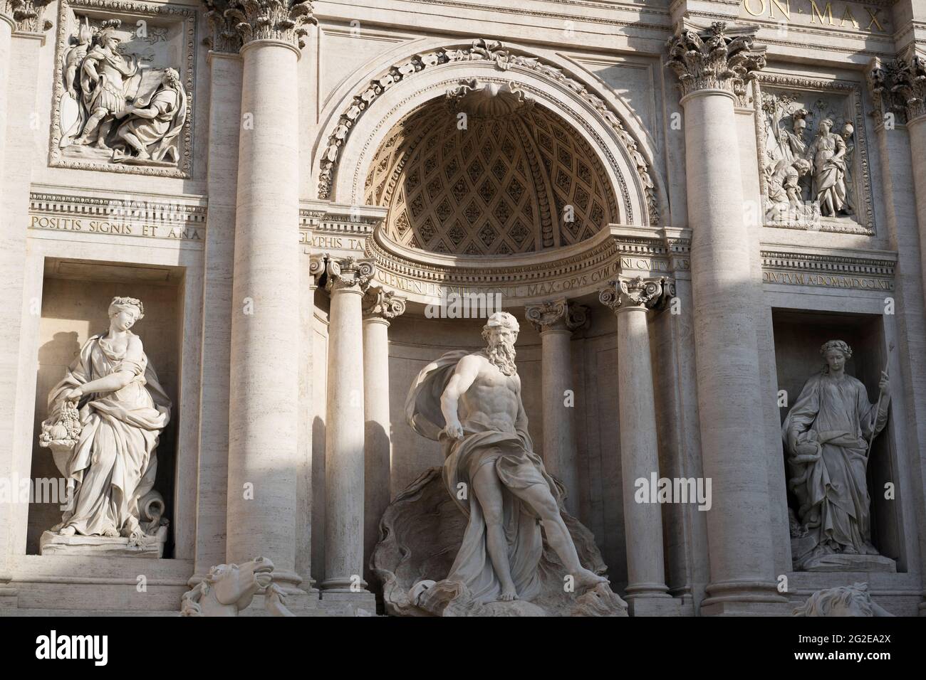 Statues of the famous trevi fountain hi-res stock photography and ...
