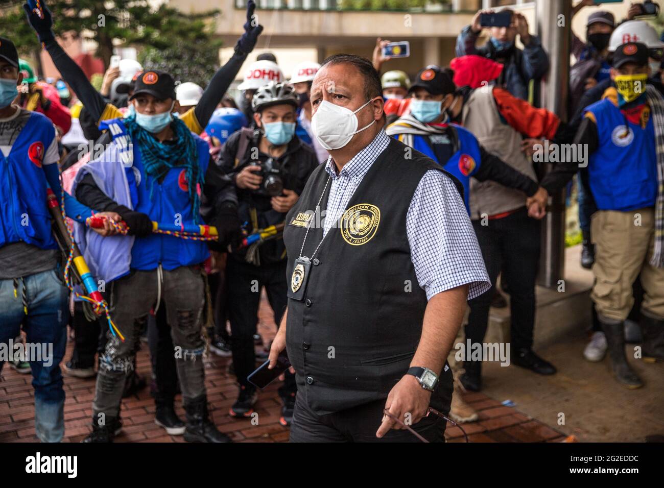 UN international observer calms down the protesters after being ...