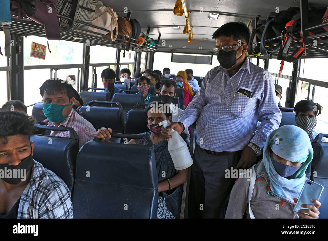 India bus conductor hi-res stock photography and images - Alamy