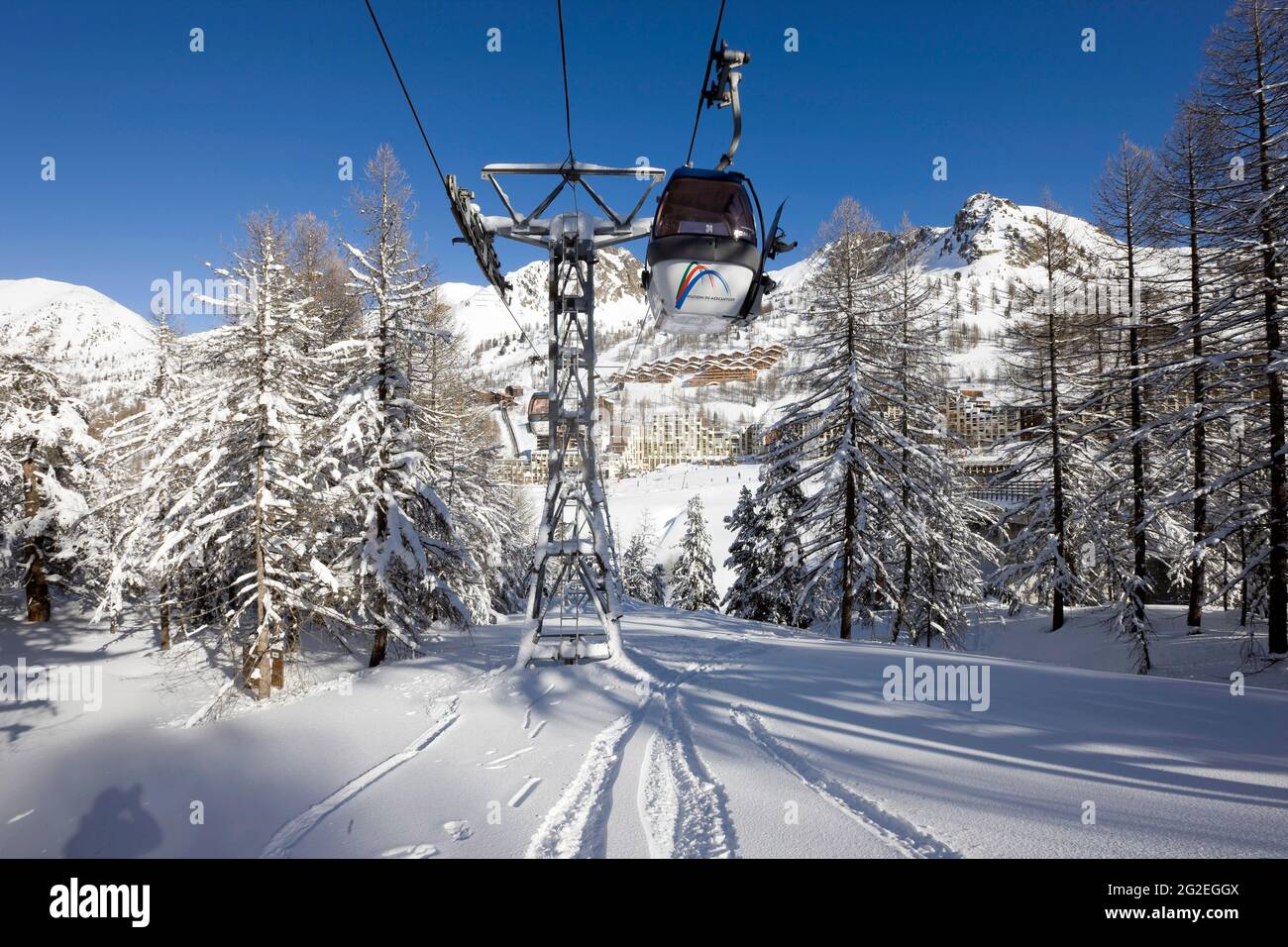 Summit lift pylons hi-res stock photography and images - Alamy
