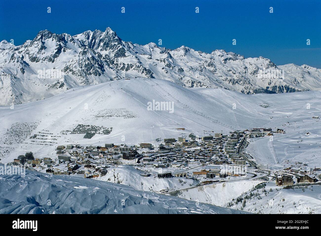 FRANCE. ISERE (38) MASSIF DES GRANDES ROUSSES. ALPE D'HUEZ SKI RESORT ...