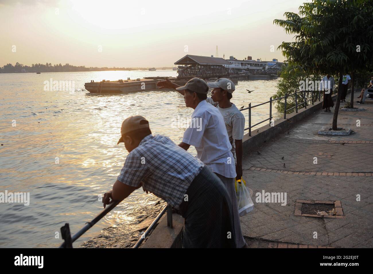Riverfront Setting High Resolution Stock Photography and Images - Alamy