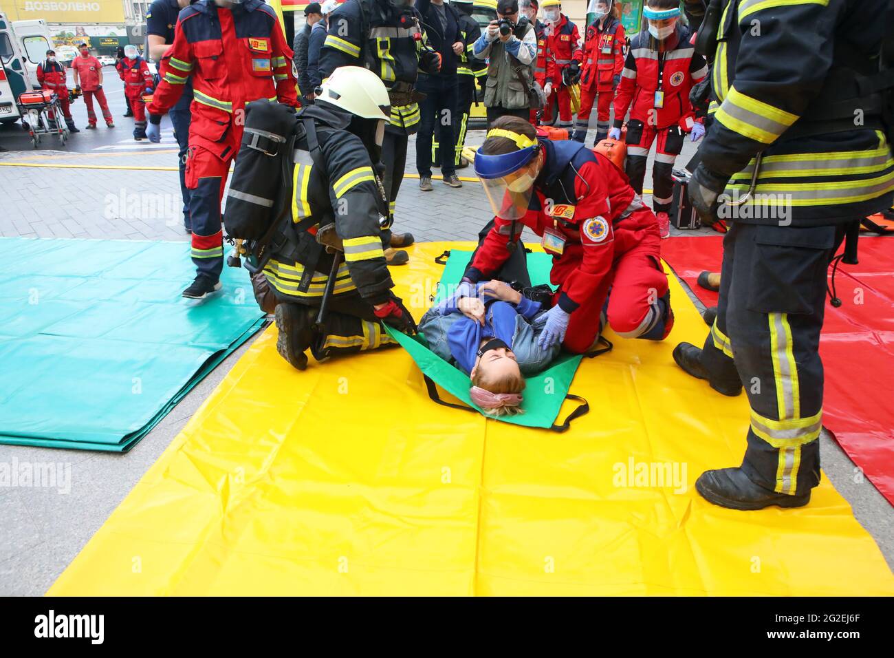 Non Exclusive: KHARKIV, UKRAINE - JUNE 10, 2021 - An EMT administers ...