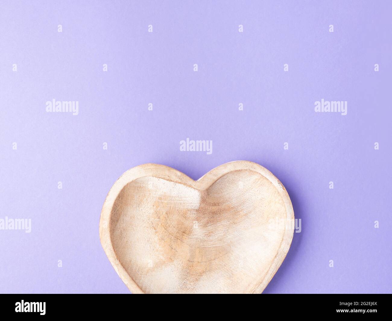 Empty heart shaped wooden dish on purple background Stock Photo - Alamy