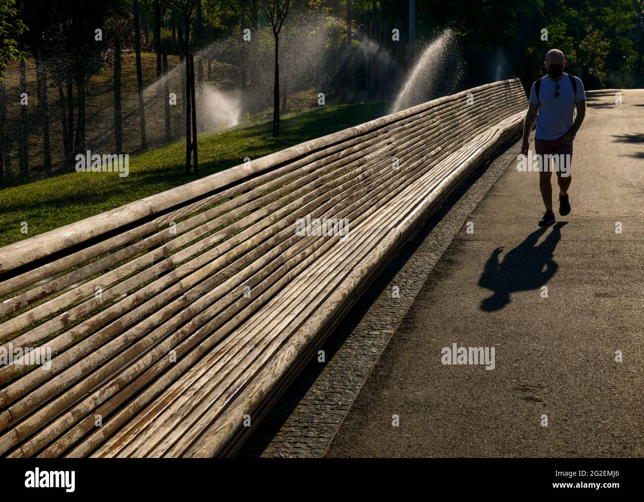 Walking road urban scene silhouette hi-res stock photography and images ...