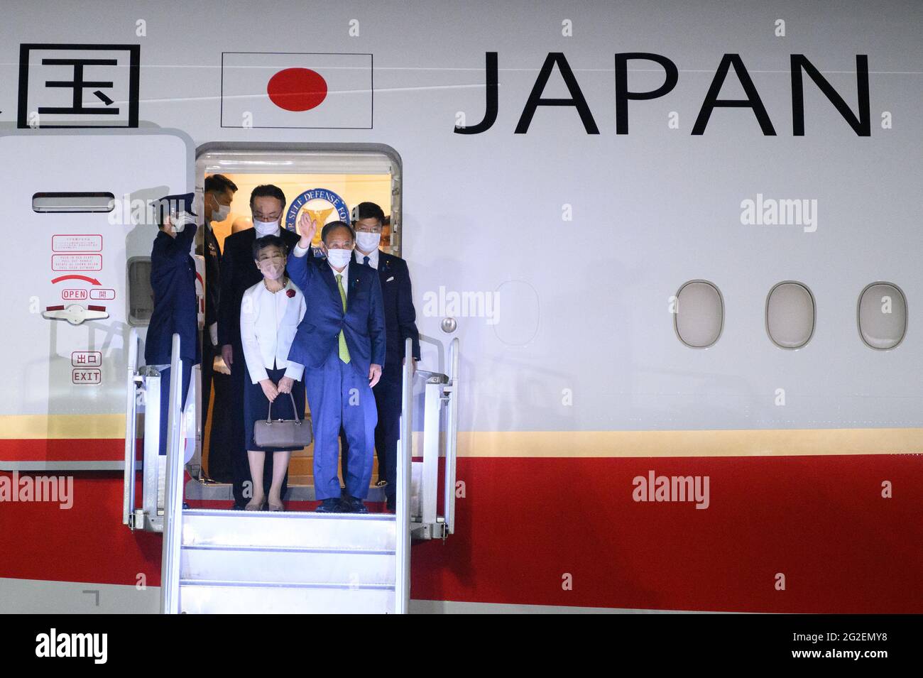 Japanese Prime Minister Yoshihide Suga and his wife Mariko Suga are ...