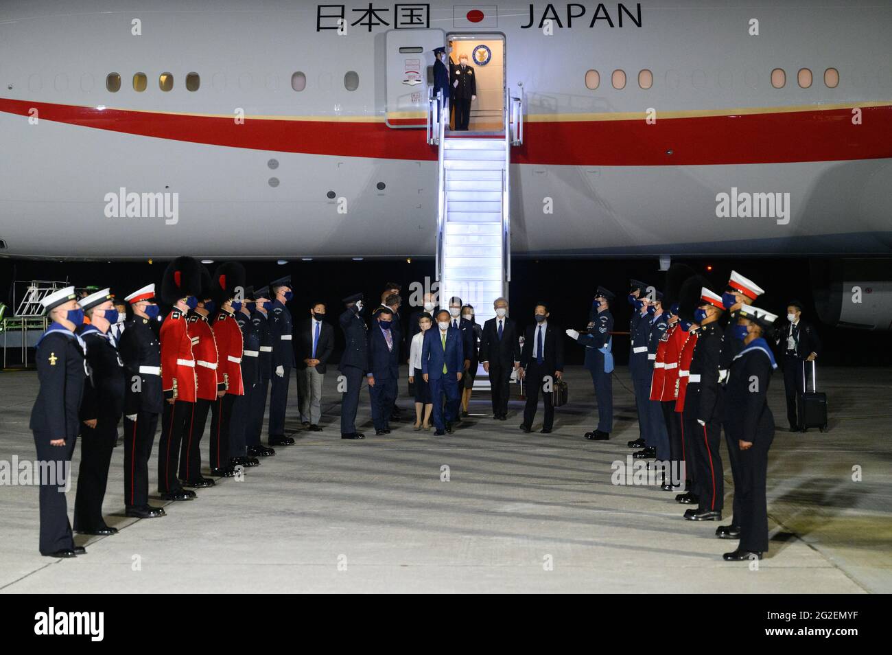 Japanese Prime Minister Yoshihide Suga and his wife Mariko Suga are ...
