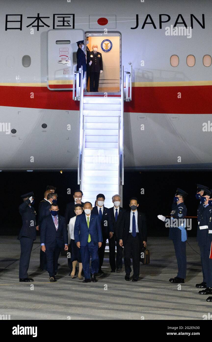 Japanese Prime Minister Yoshihide Suga and his wife Mariko Suga are ...