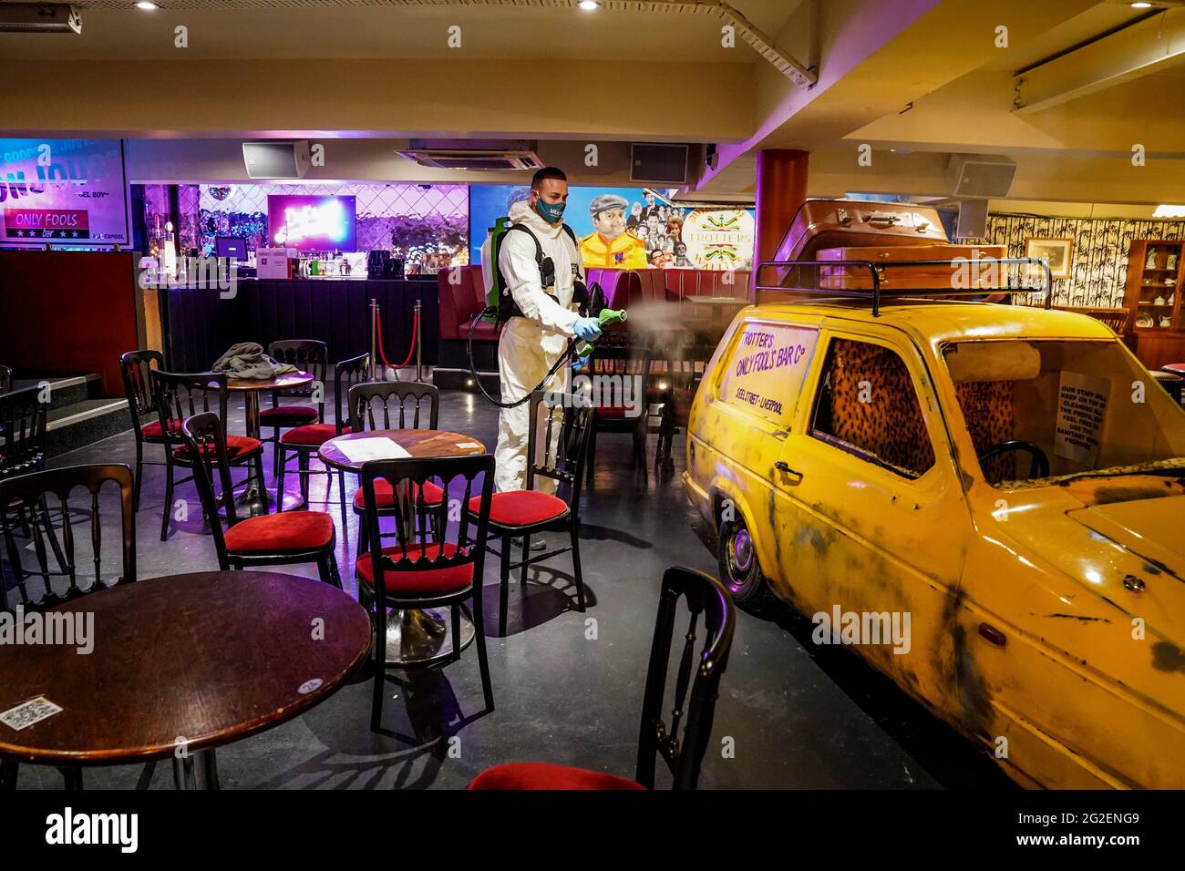 Only fools bar hi-res stock photography and images - Alamy