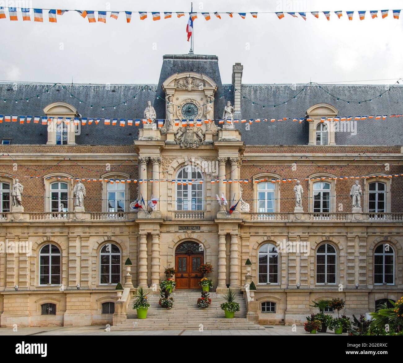 The city hall (Hôtel de Ville) of Amiens, Picardy, France Stock Photo ...