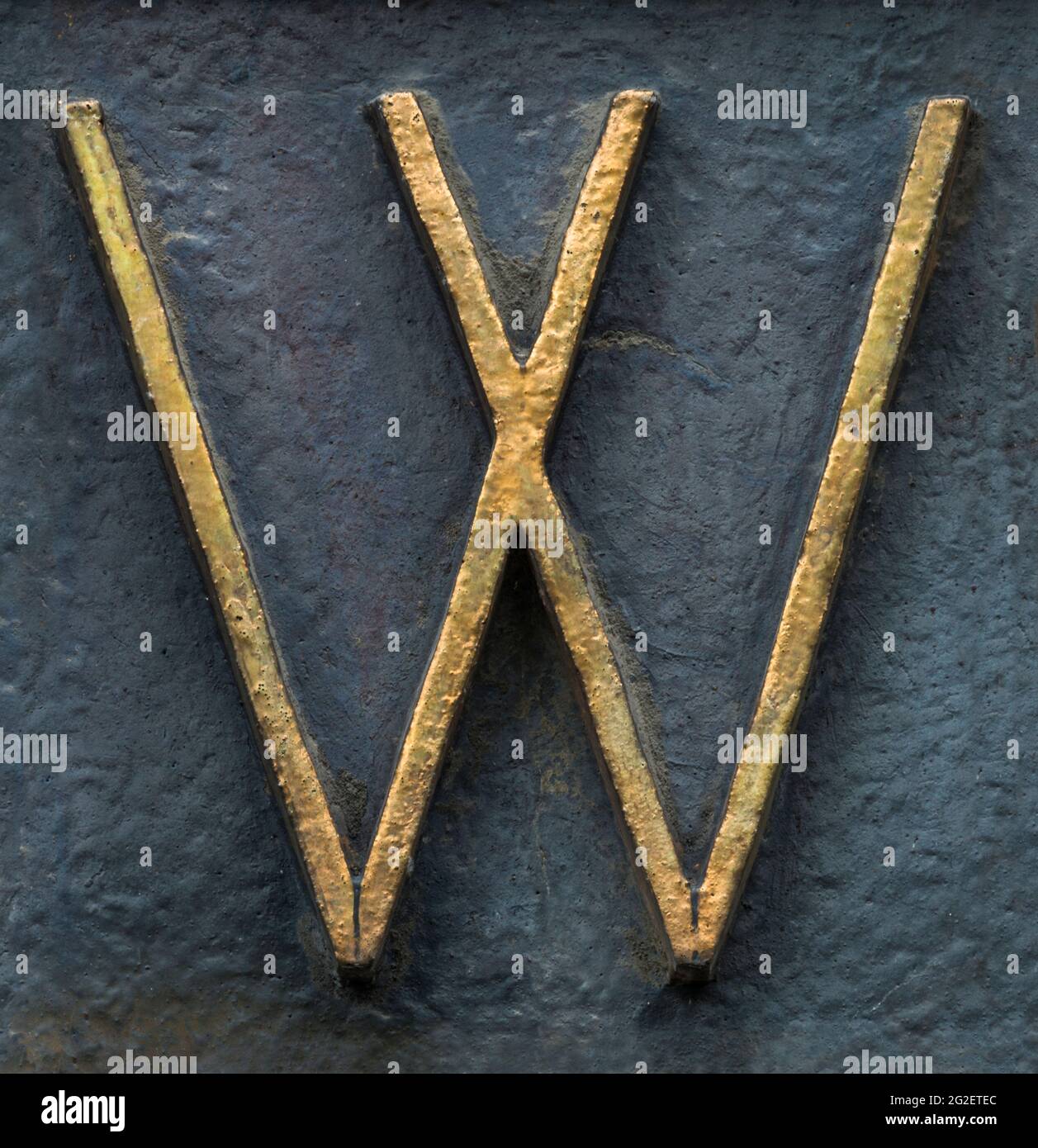Thin golden letter R from the 1920s Stock Photo - Alamy