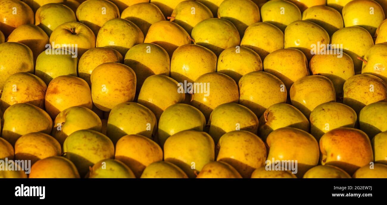 Stack of healthy fresh apple fruits on a fruit market Stock Photo - Alamy