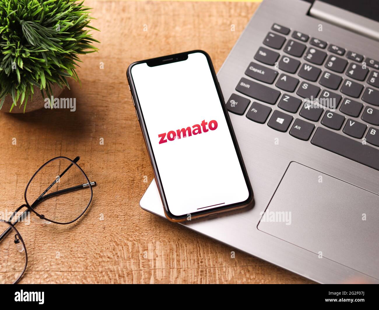 Logo zomato hi-res stock photography and images - Alamy