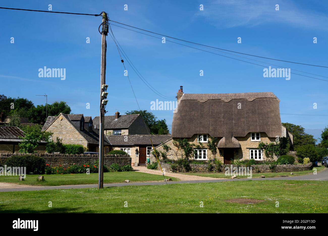 Kirtlington village, Oxfordshire, England, UK Stock Photo - Alamy