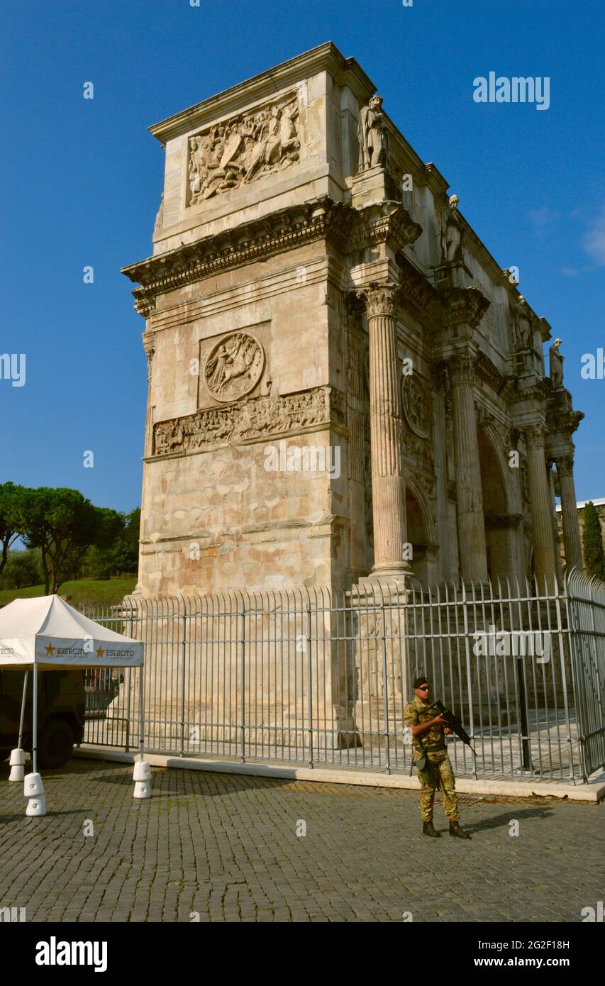 Anti-terrorism soldier on patrol in Rome tourist sites Stock Photo - Alamy