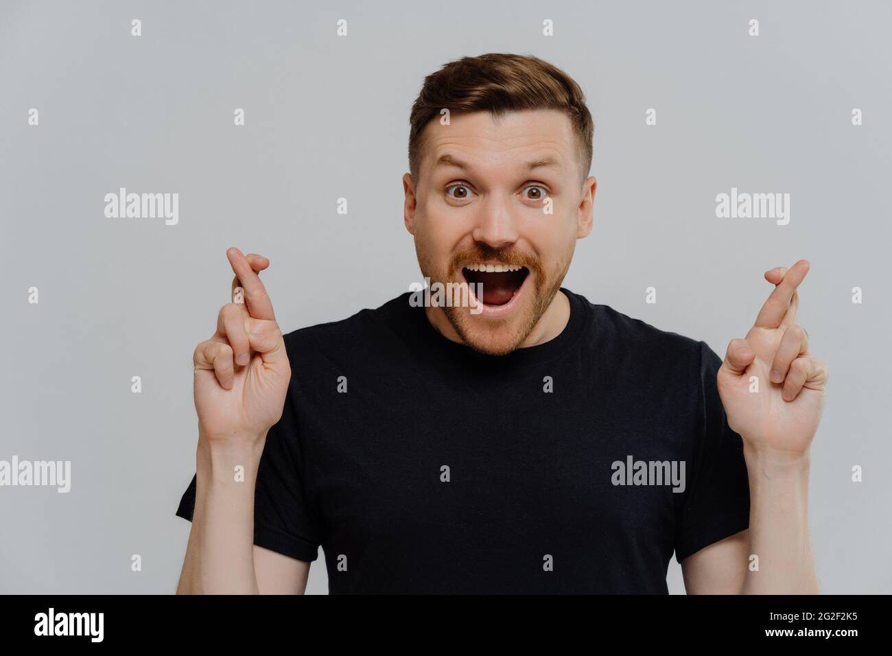 Fingers crossing hi-res stock photography and images - Alamy