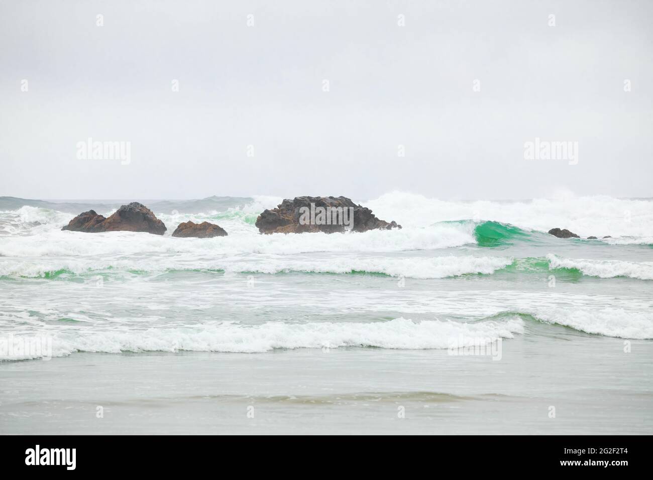 Emerald green waves hi-res stock photography and images - Alamy