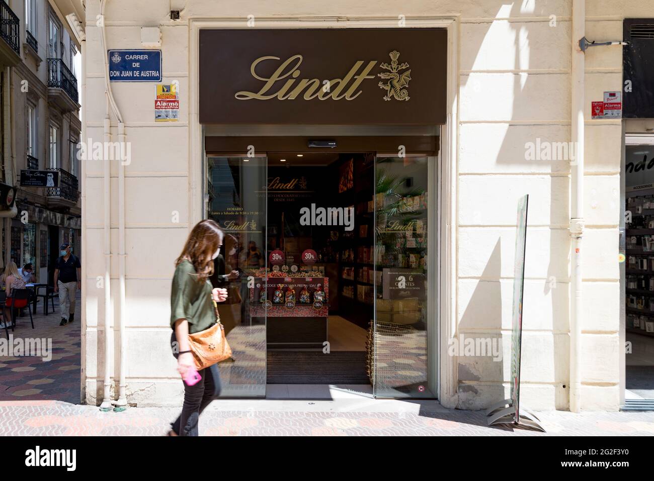 Lindt chocolate shop hi-res stock photography and images - Alamy