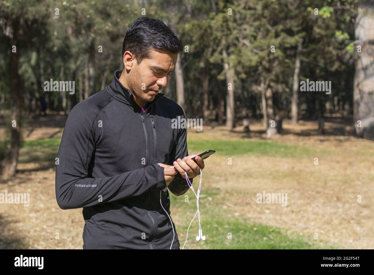 Athlete runner smile phone man hi-res stock photography and images - Alamy