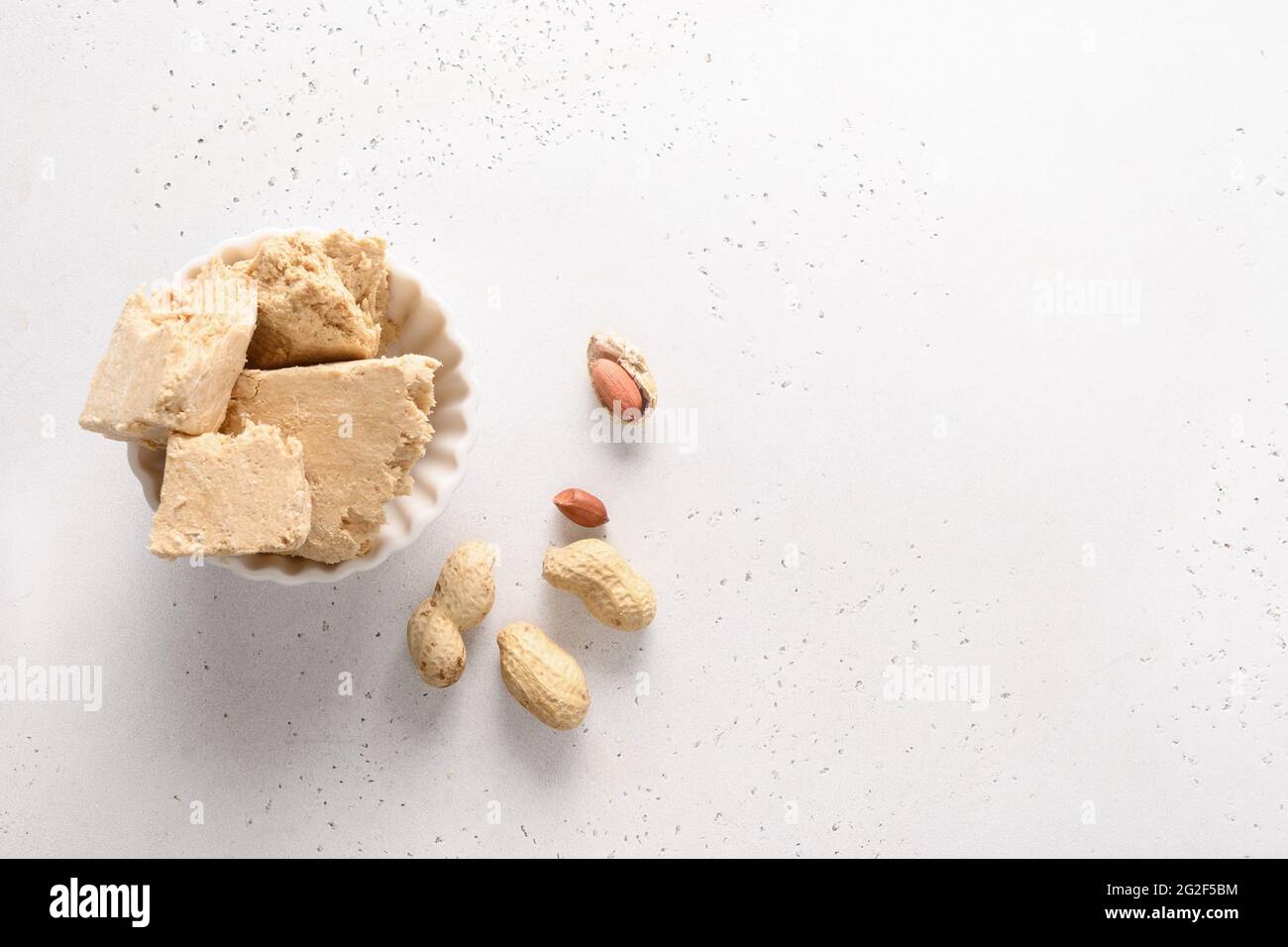 Peanuts cutting hi-res stock photography and images - Alamy