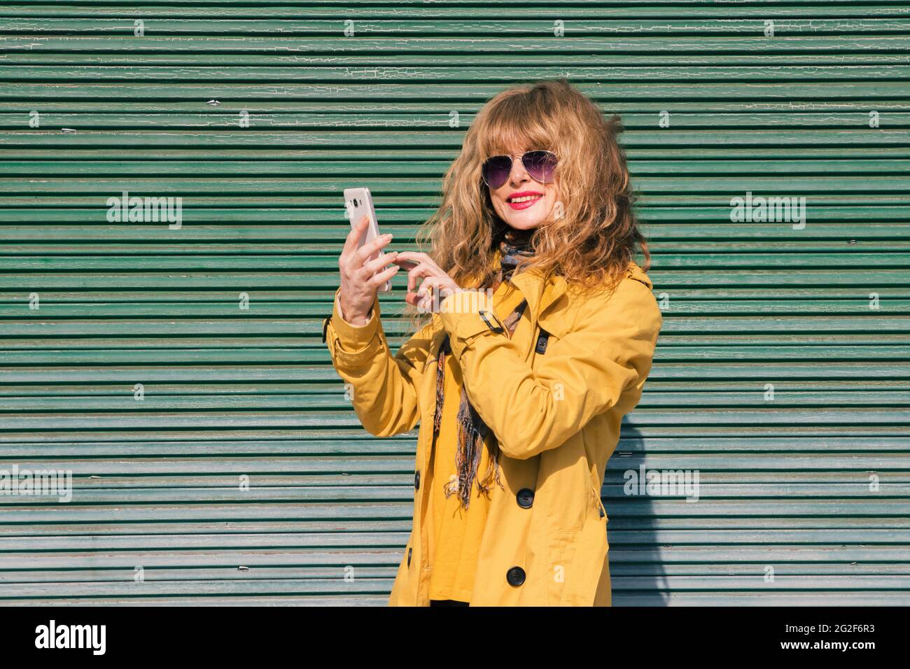 Blind people using phone hi-res stock photography and images - Alamy