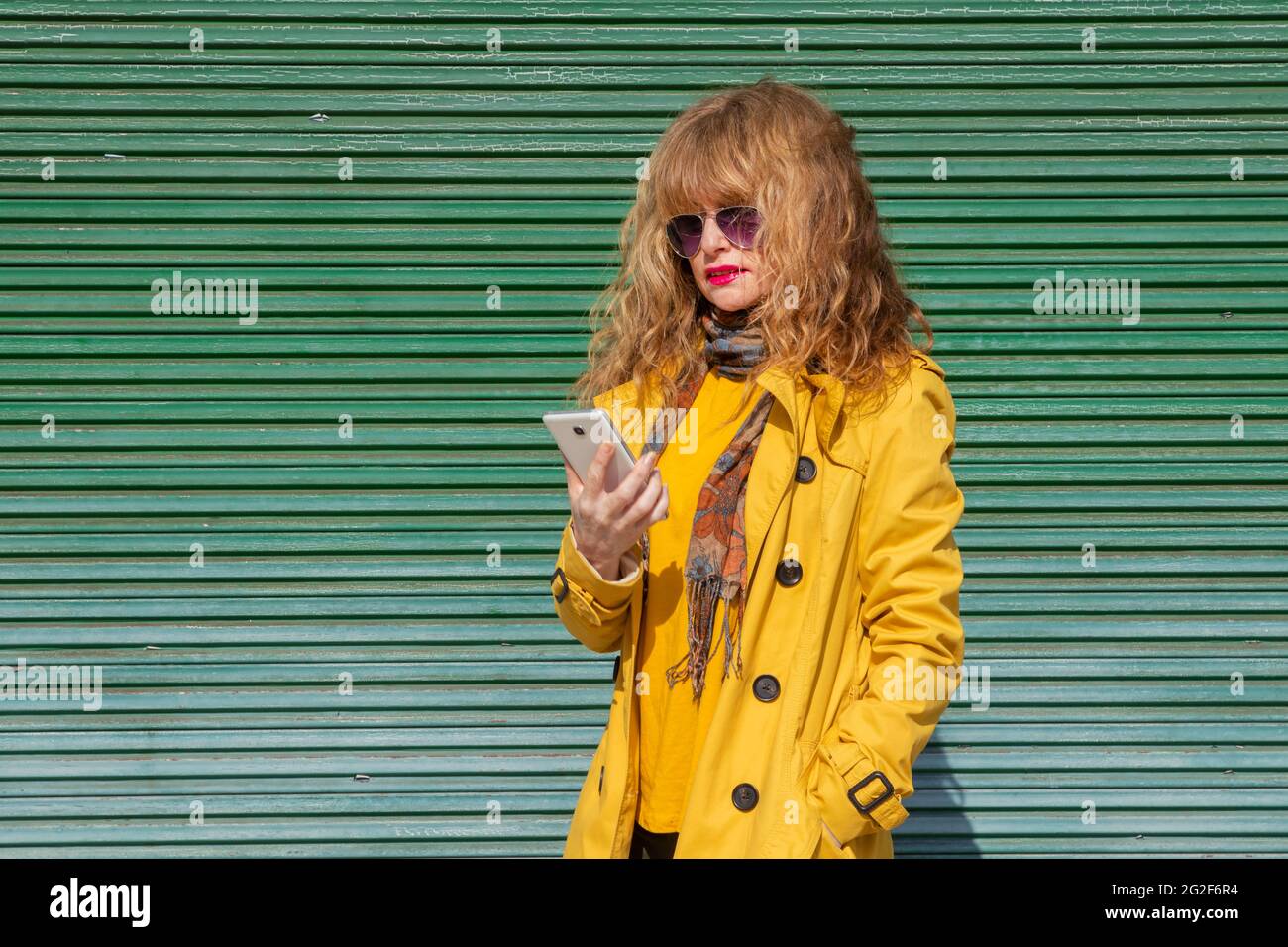 Blind people using phone hi-res stock photography and images - Alamy