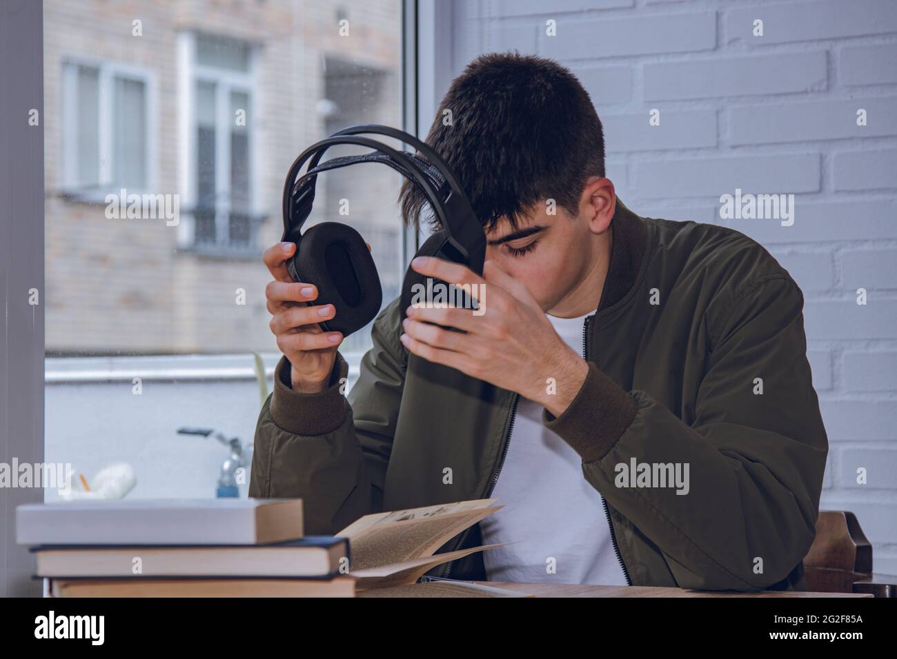 Teenager headphones studying hi-res stock photography and images - Alamy