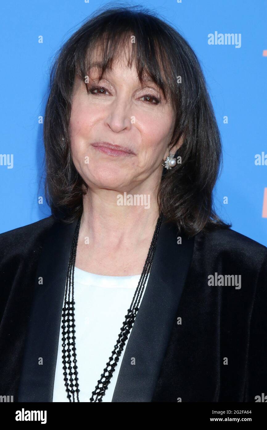 LOS ANGELES - JUN 10: Gina Hecht at the "Dave" Season Two Premiere ...