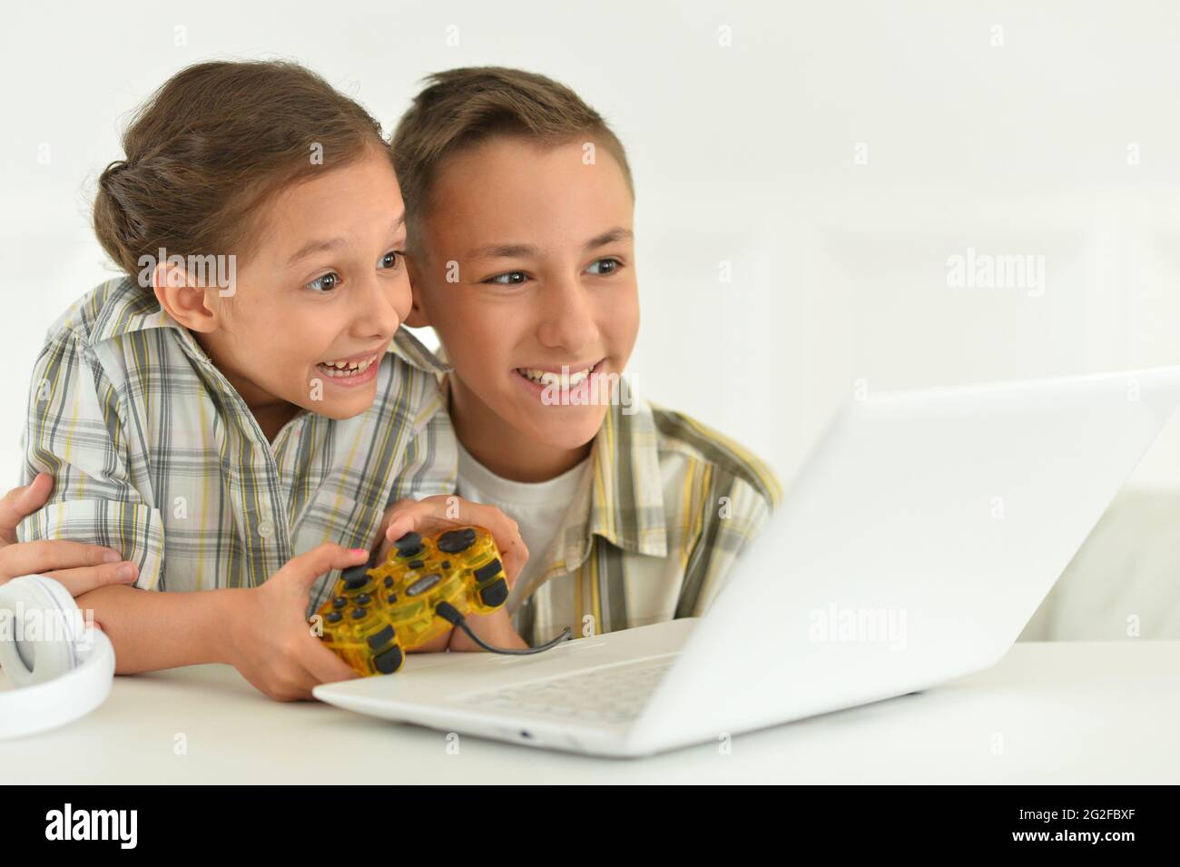 Boy girl playing computer game hi-res stock photography and images - Alamy