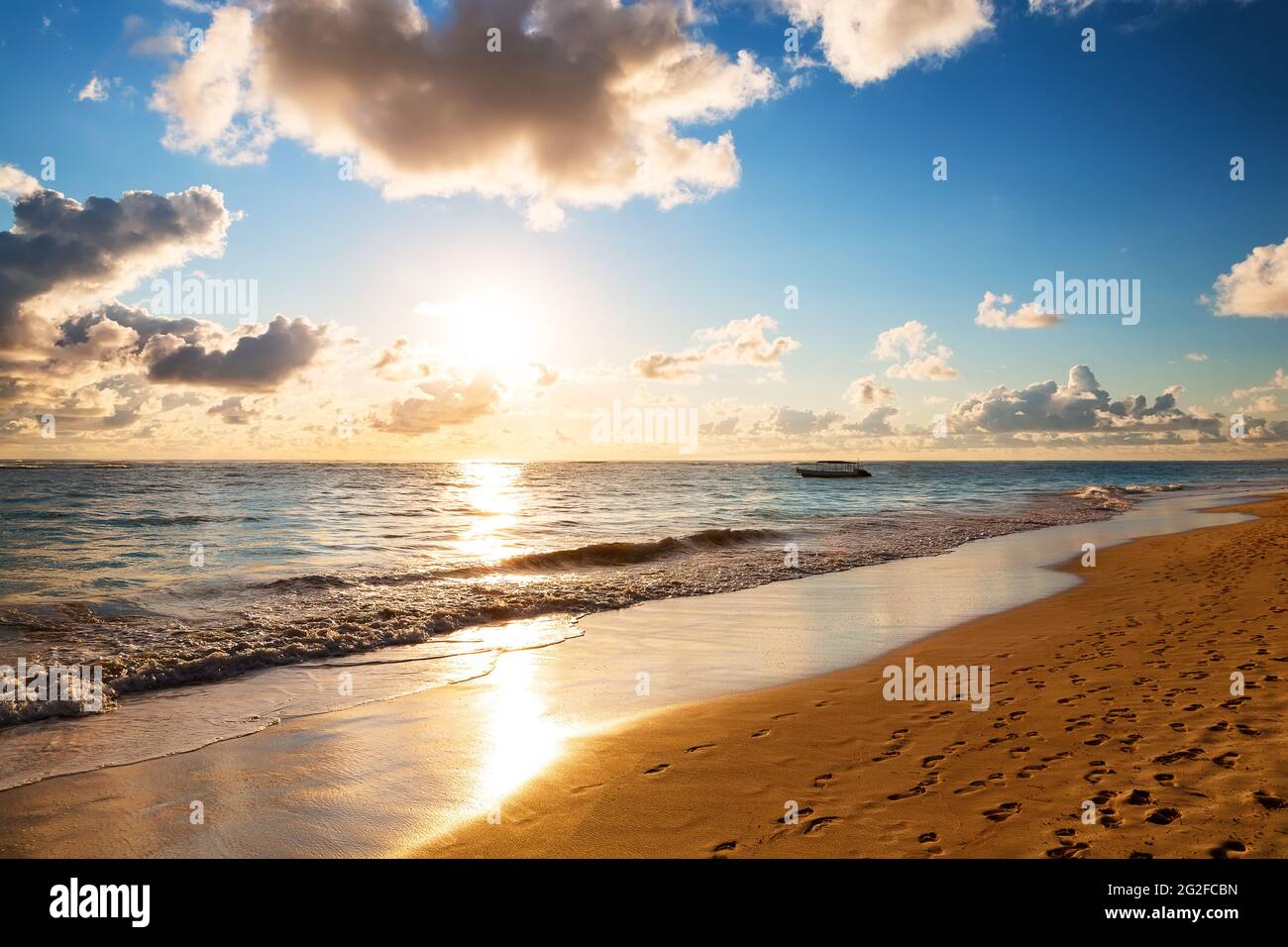 Paradise tropical island beach in sunrise. Landscape of beautiful beach ...