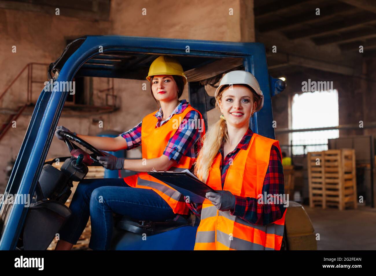 Female warehouse workers hi-res stock photography and images - Alamy