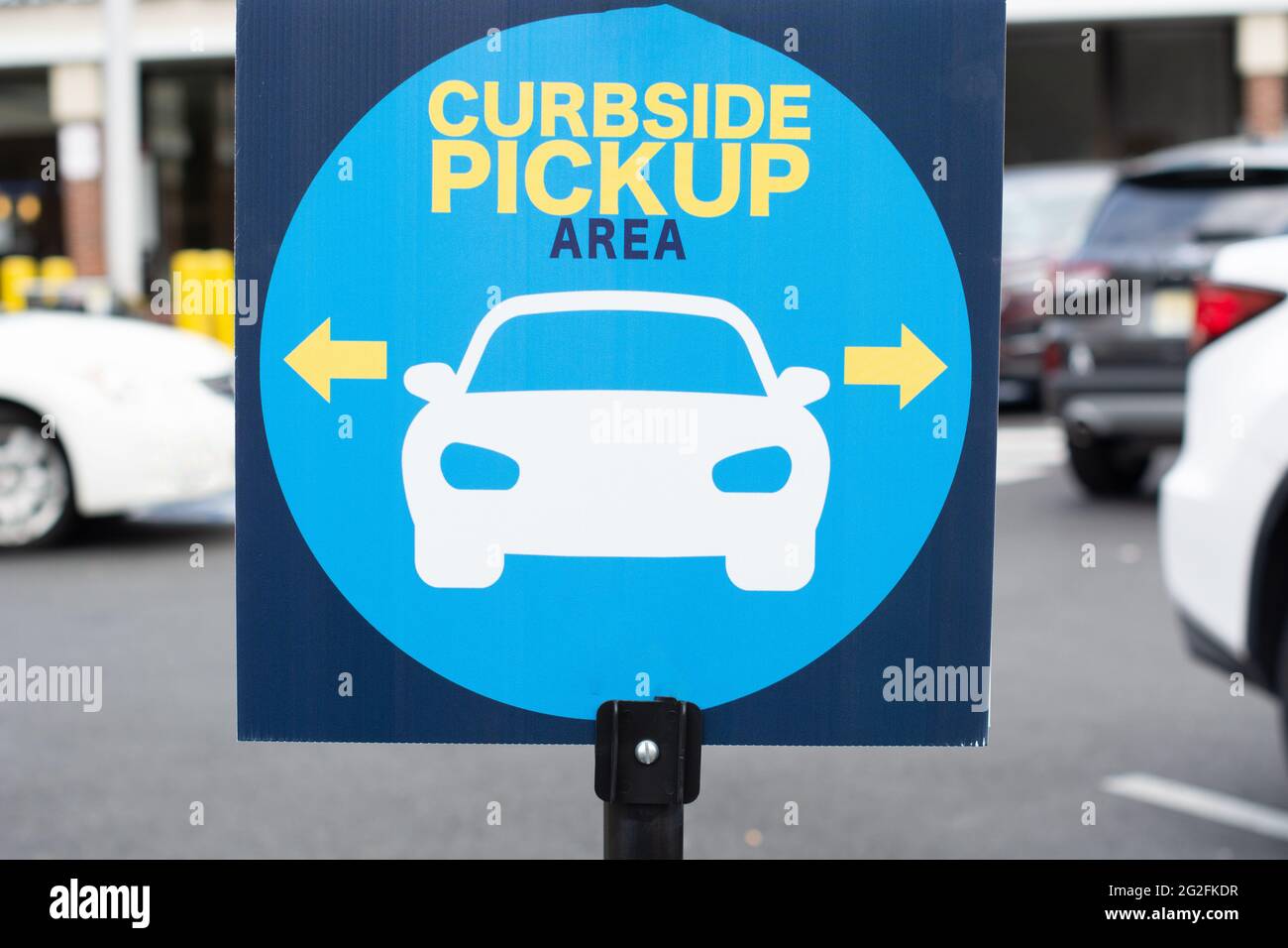 Sign for curbside pick up with arrows Stock Photo - Alamy