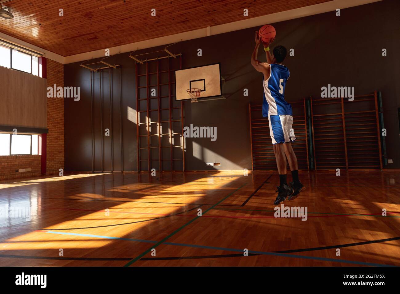 Basketball player shooting ball hi-res stock photography and images - Alamy