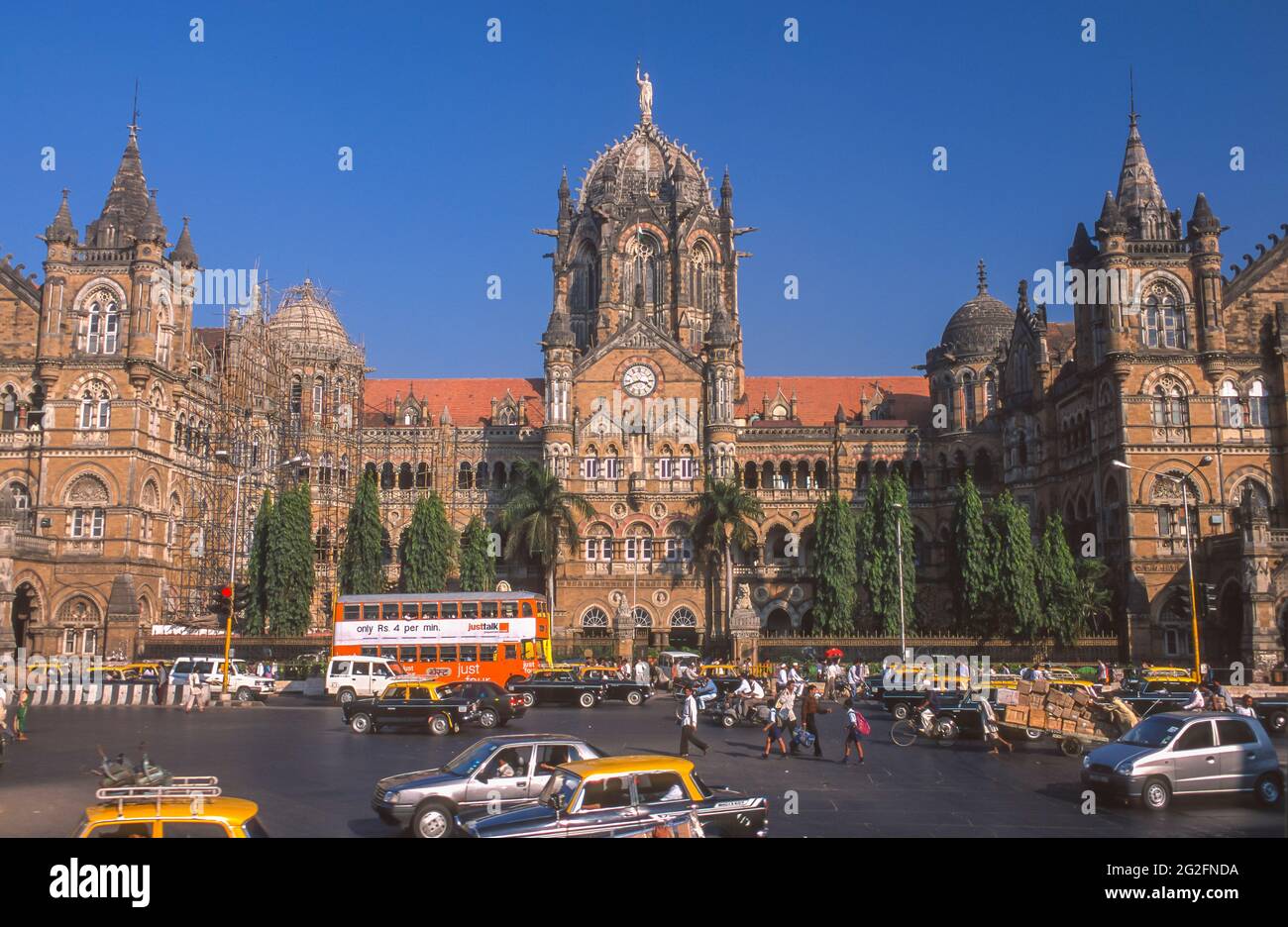 MUMBAI, INDIA - Victoria Train Station with traffic and buses Stock ...