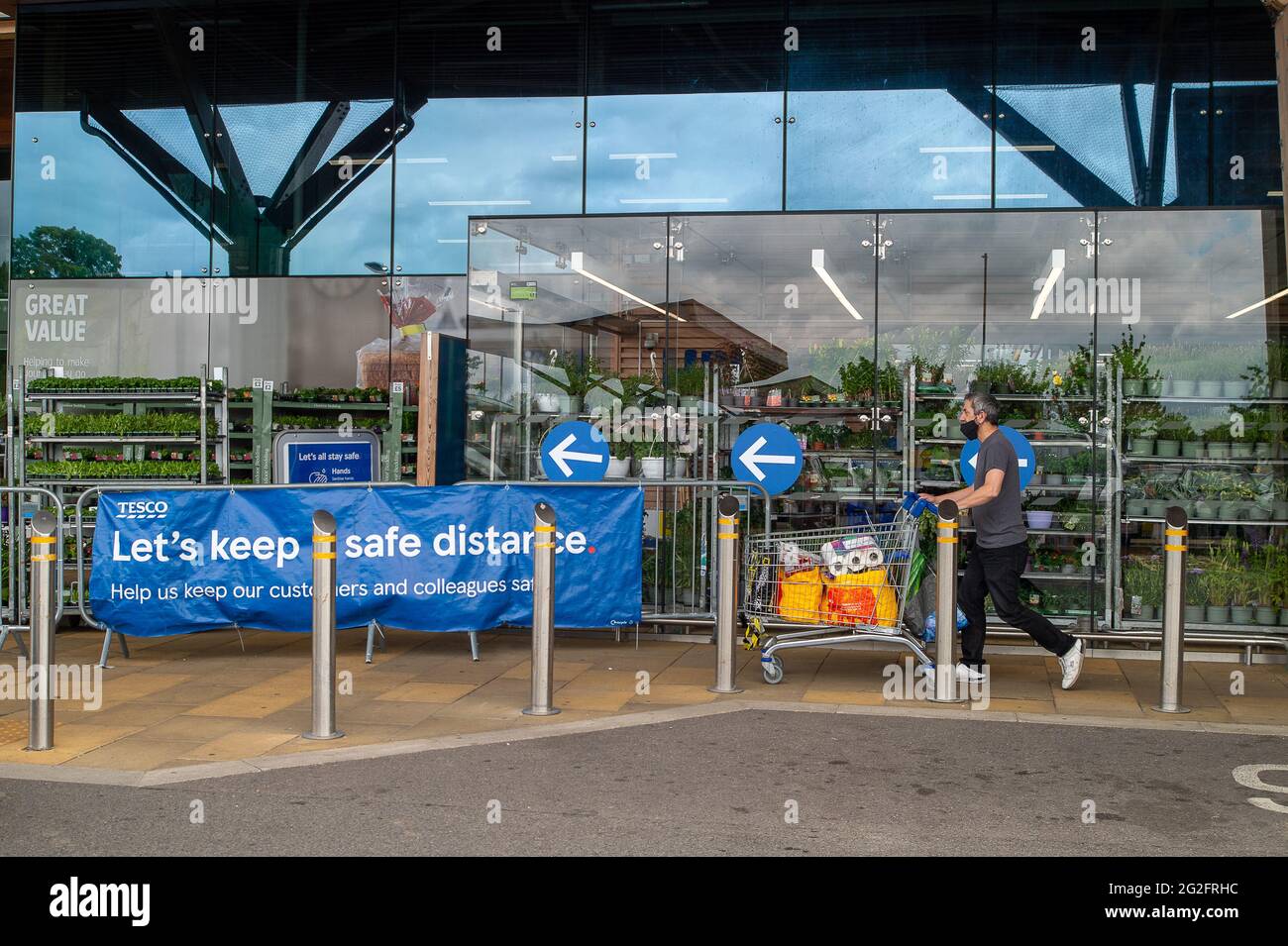 Tesco shop floor hi-res stock photography and images - Alamy
