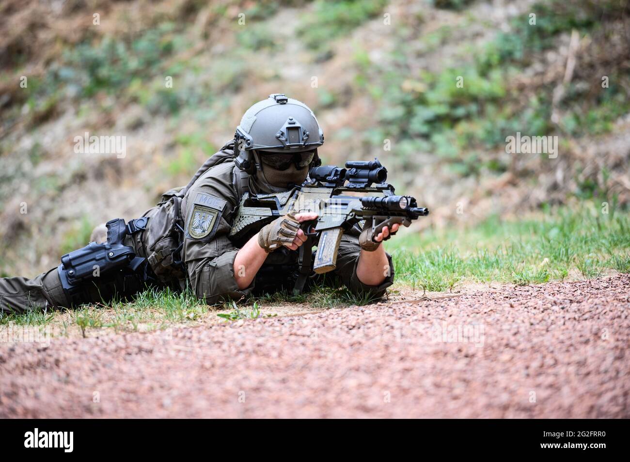 Lorch, Germany. 03rd Aug, 2020. An SEK officer lies with his weapon in ...