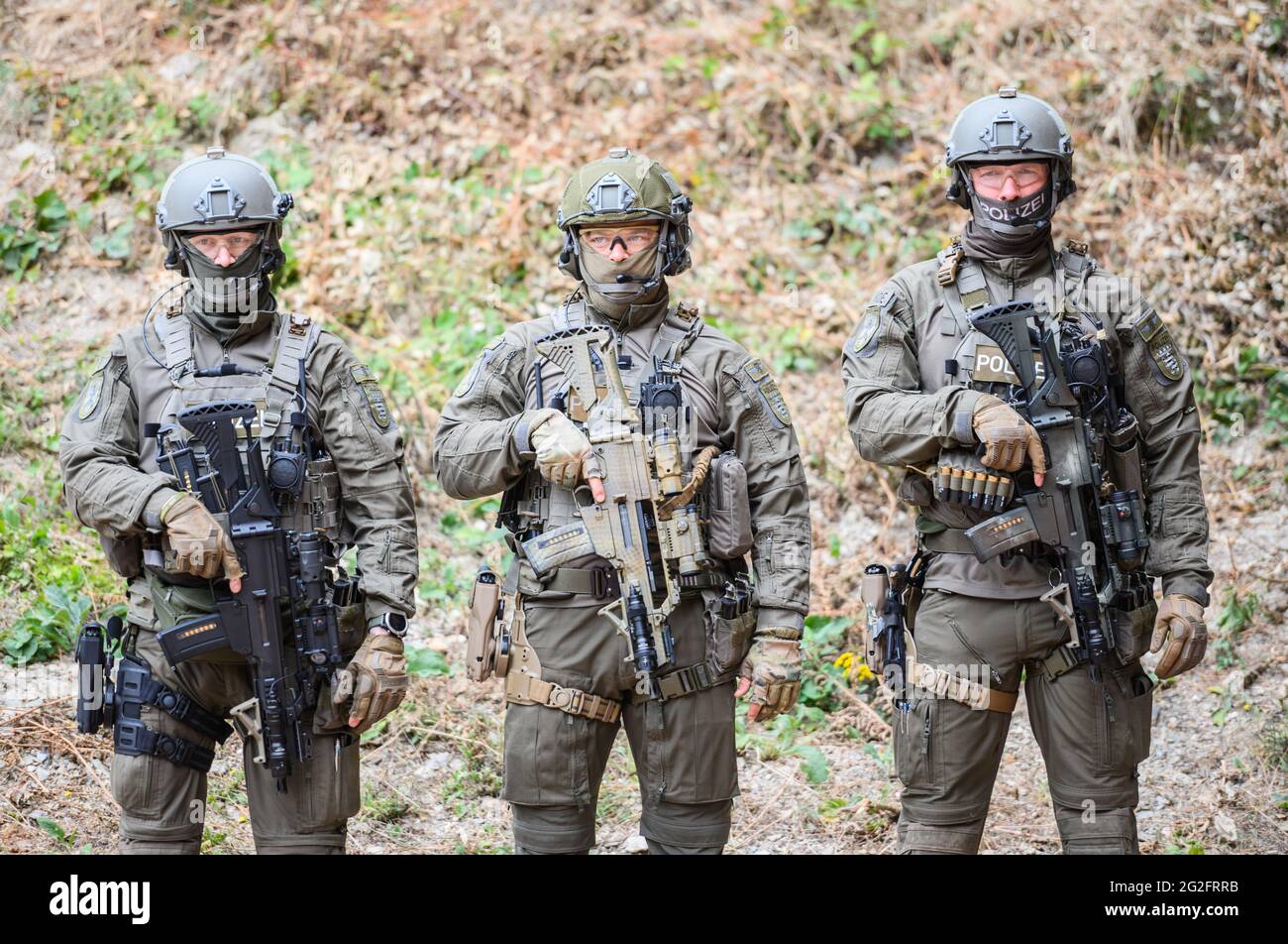 Lorch, Germany. 03rd Aug, 2020. SEK officers stand with their weapon in ...