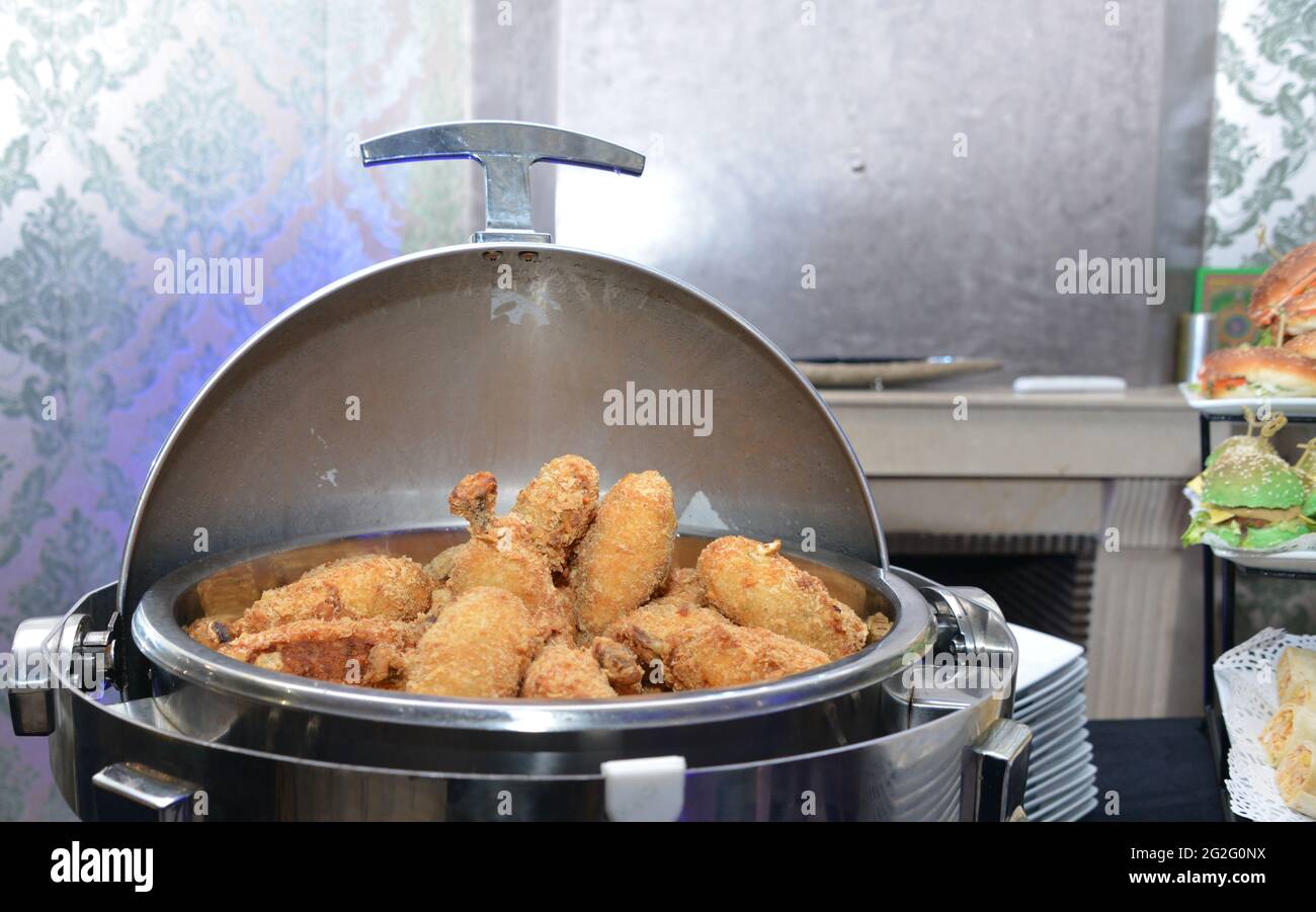 Row of chicken wings hi-res stock photography and images - Alamy