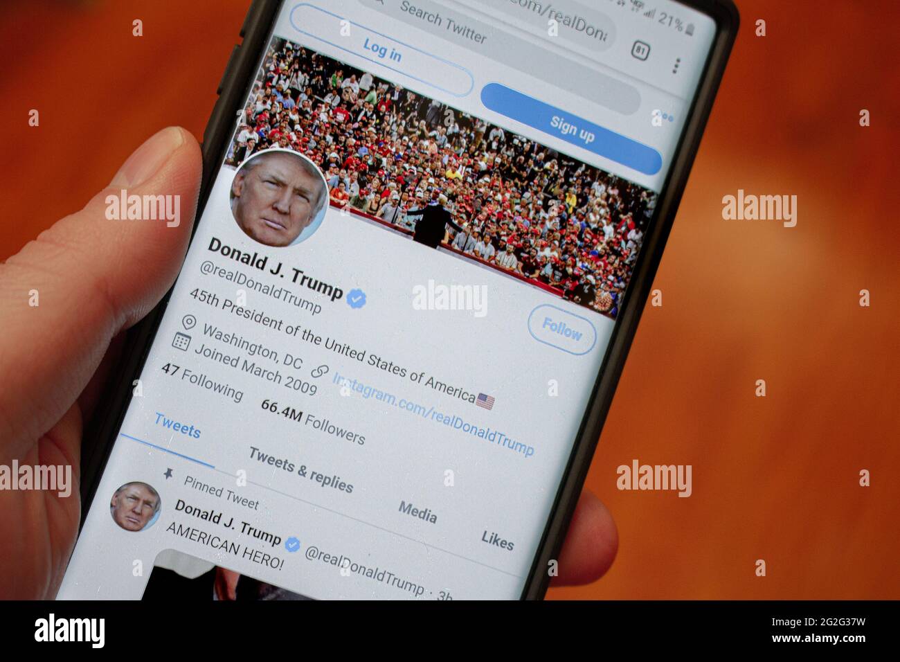 Person on twitter phone hi-res stock photography and images - Alamy