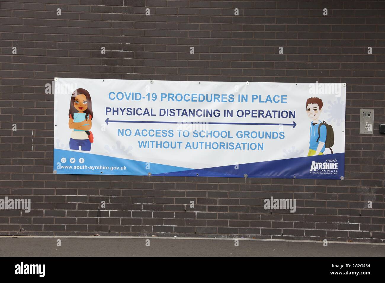 Coronovirus Warning sign on school physical distance warning in ...