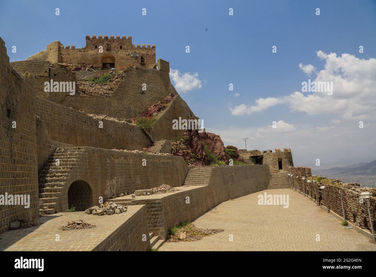 Taiz Yemen - 06 Sep 2018 : Great destruction in the historic Al-Qahera ...