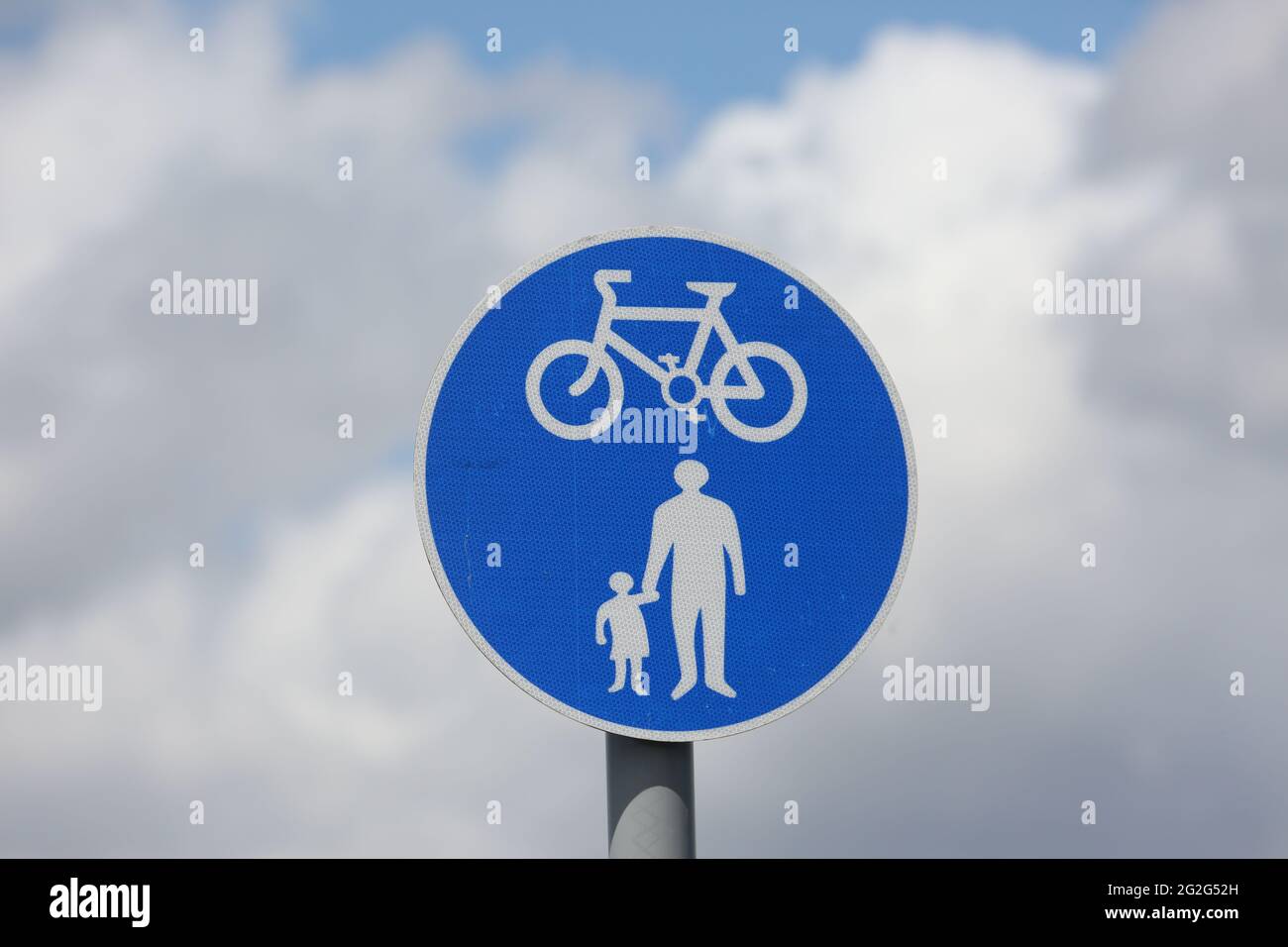 Shared cycle and pedestrian route sign hi-res stock photography and ...