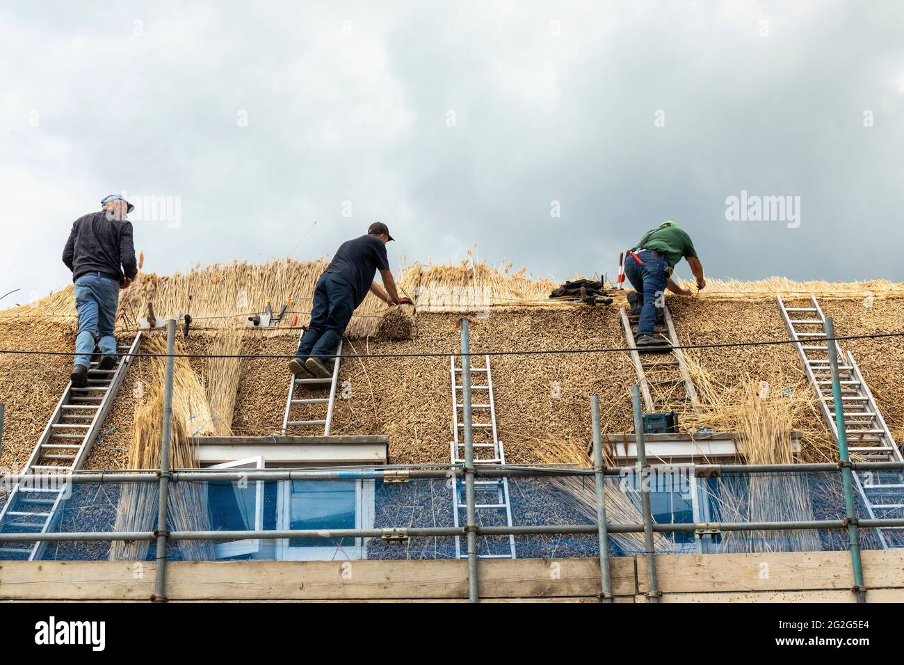 Thatch thatched thatching hi-res stock photography and images - Alamy