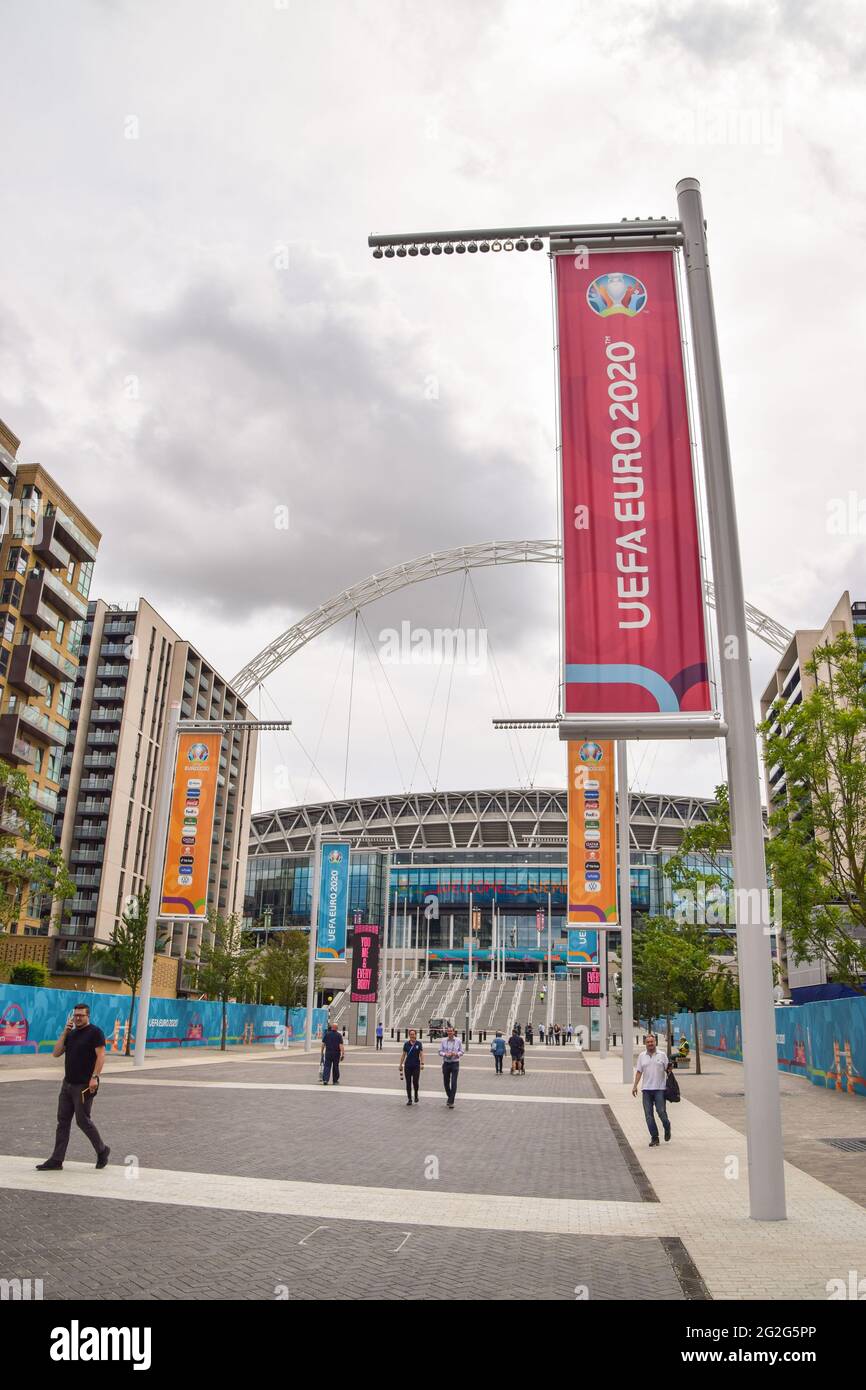 Wembley stadium park sign hi-res stock photography and images - Alamy